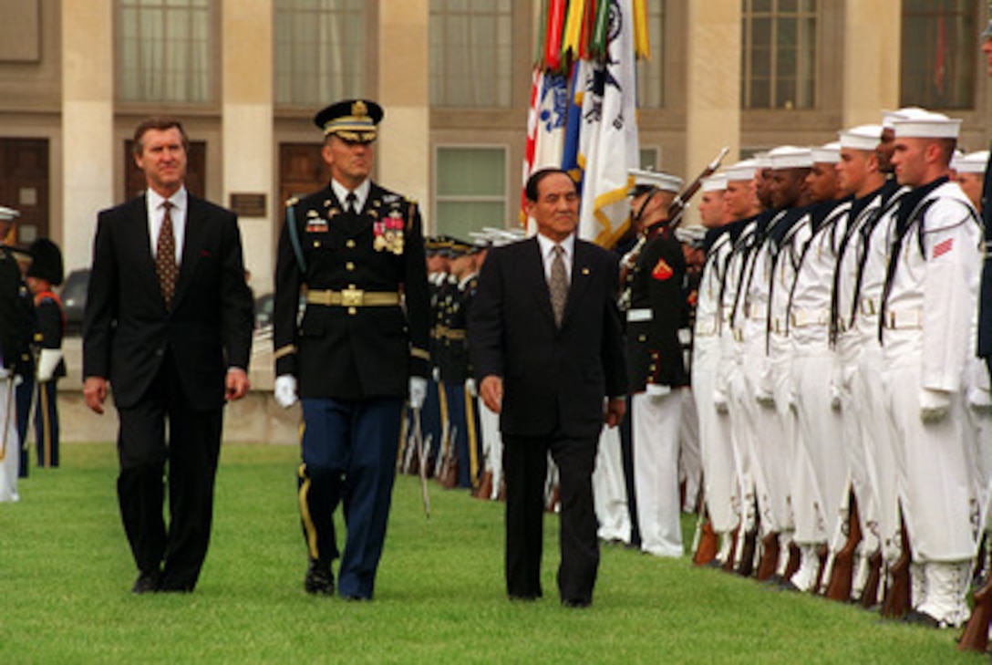 Secretary Cohen escorts Minister of National Defense Chun Yong-Taek