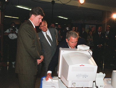 President Bush uses computer technology to send a message for the deaf ...
