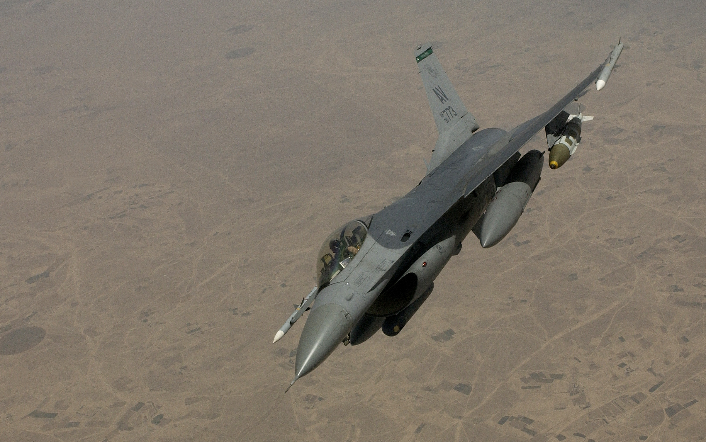 Tanker aircraft delivers 1 billionth pound of fuel > Air Force ...