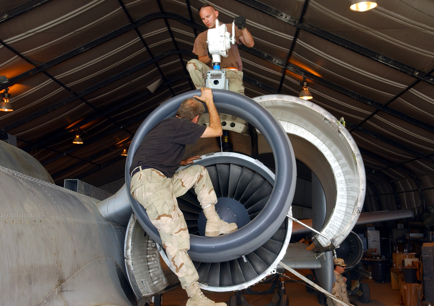 Engine workers keep A-10 flying in Afghanistan > Air Force > Article ...