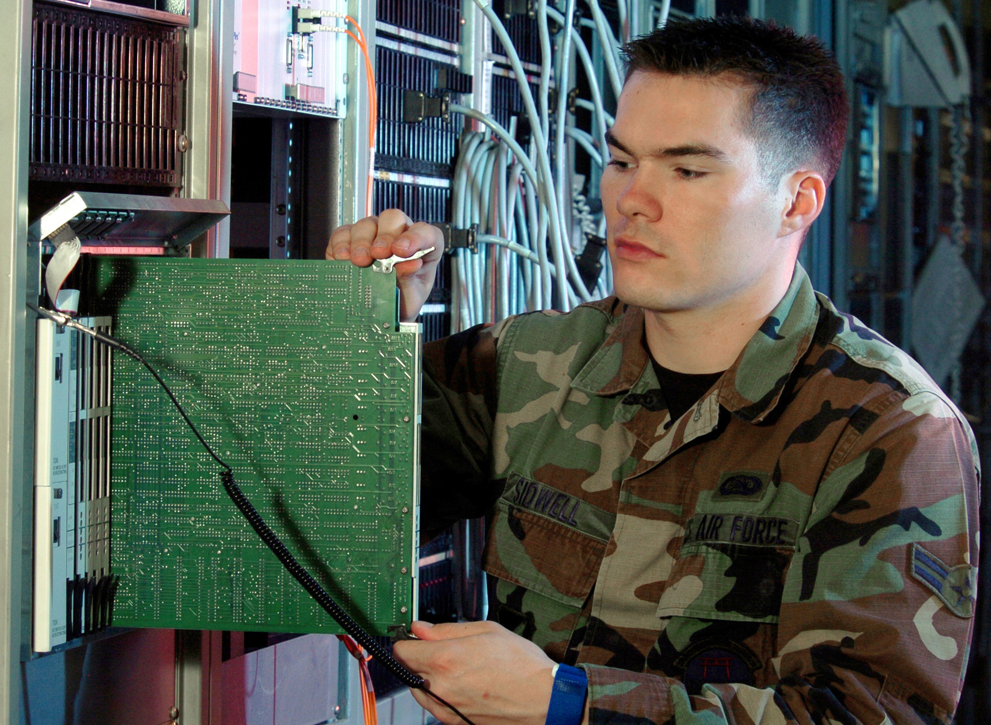 Communication techs ensure message gets through > Air Force > Article ...