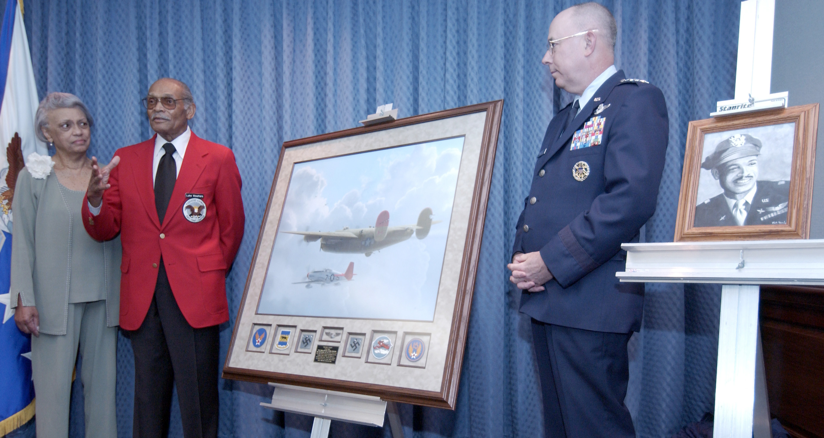 Painting honors Tuskegee Airmen > Air Force > Article Display