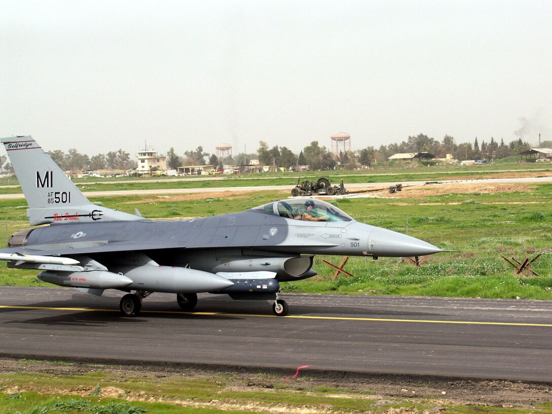 US Michigan ANG F-16s arrive at Kirkuk, 2004 [1088 x 816] : r/MilitaryPorn