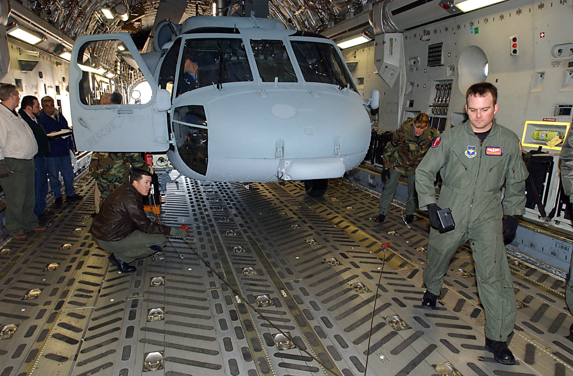 c17 loading helicopter