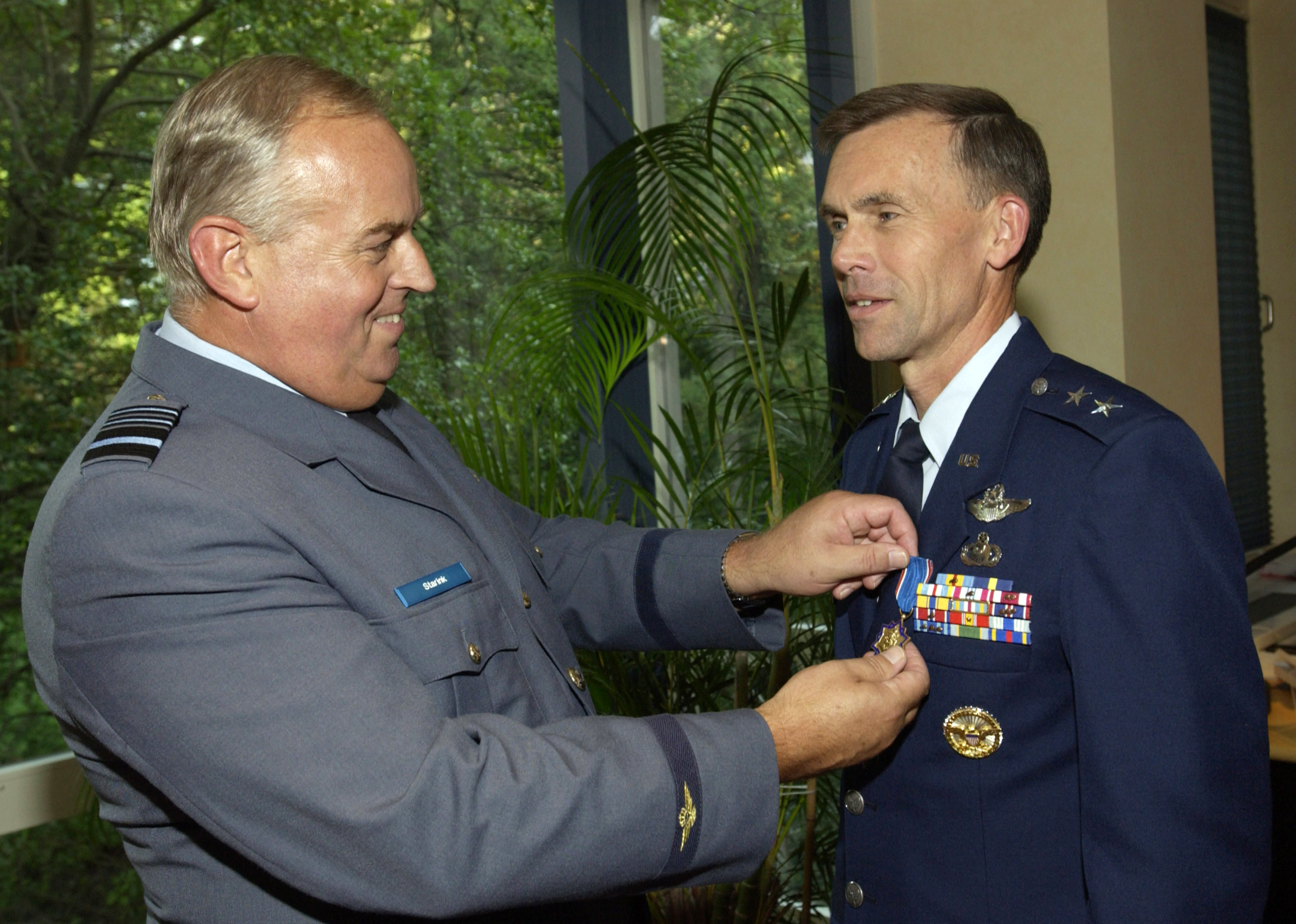 General earns Dutch gold medal of merit > Air Force > Article Display