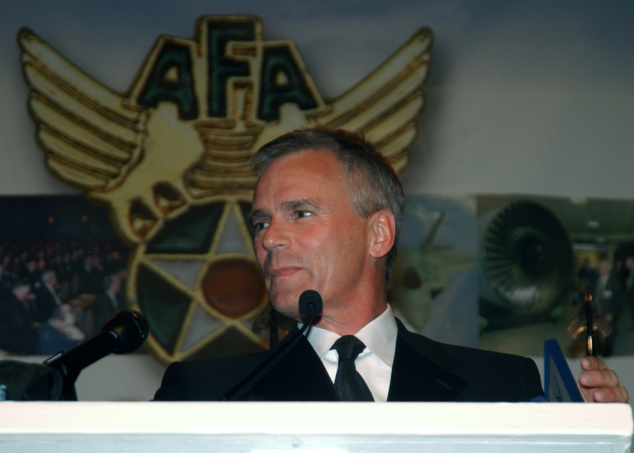 Air Force honors SG-1 actor, producer