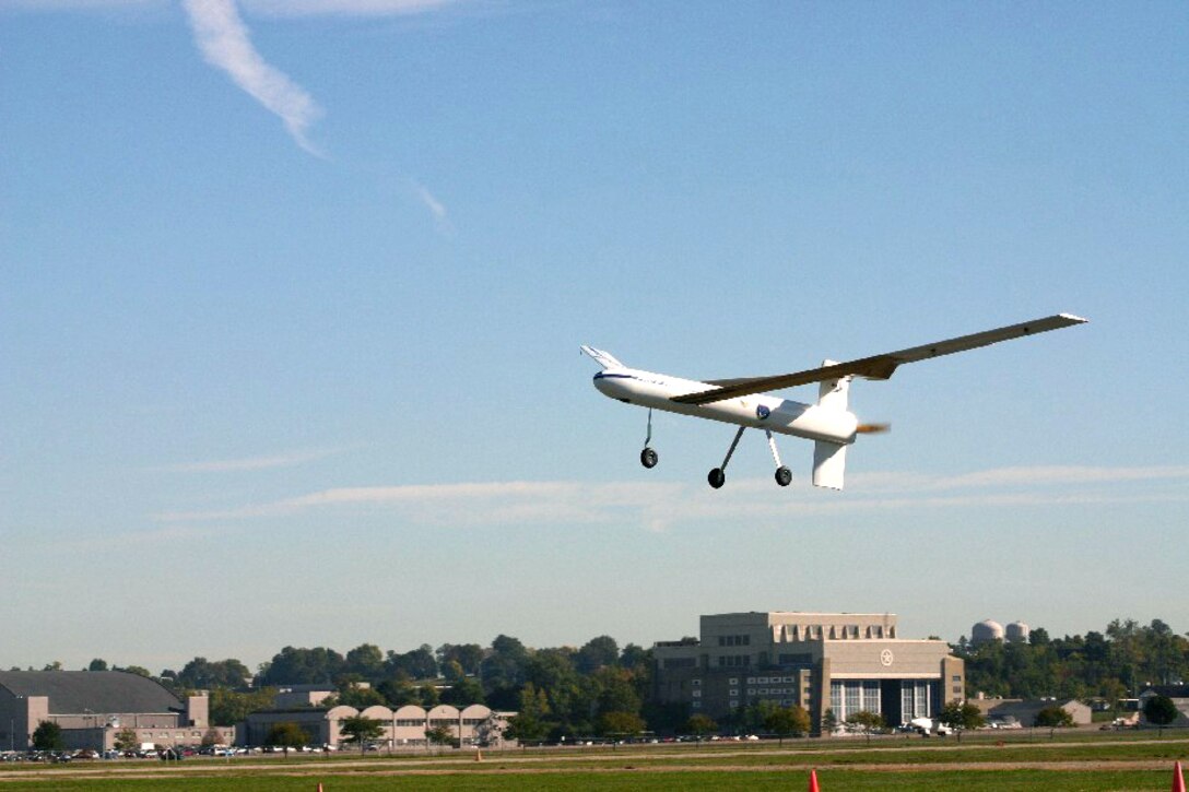 Research lab experts test joined wing demonstrator