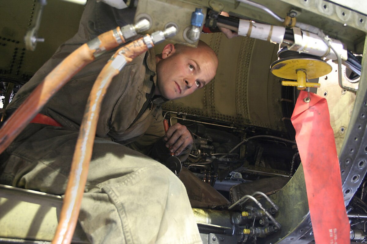 F-16 crew chiefs combat odds to keep jets in flight > Air Force ...