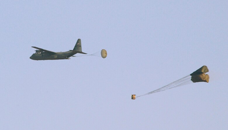 C-130J testers accomplish first five-bundle sequential airdrop > U.S ...