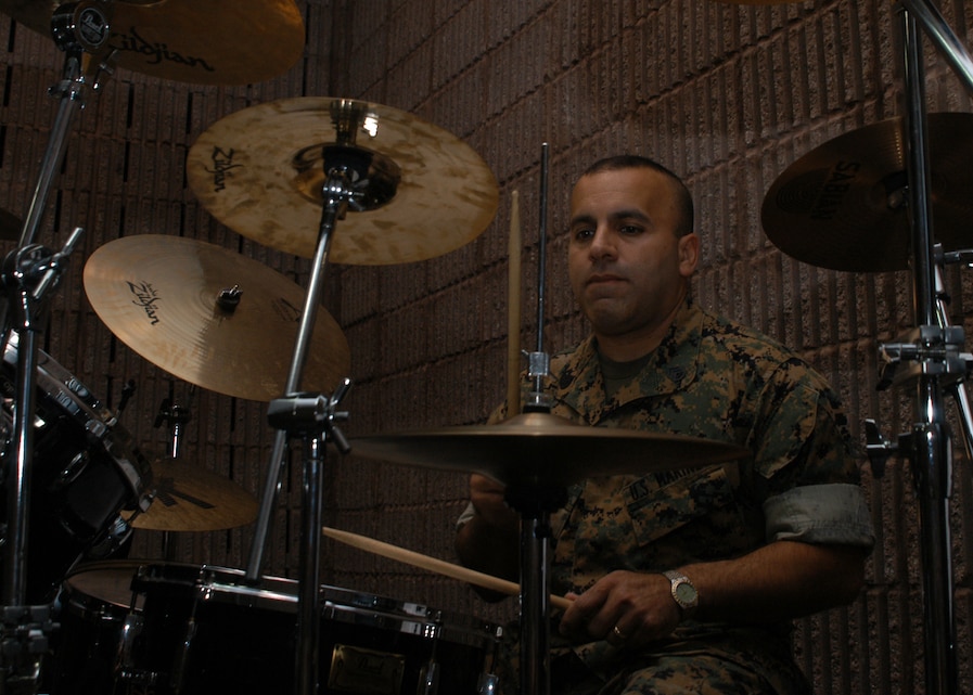 Marine bandsman juggles job, family, music > United States Marine Corps ...