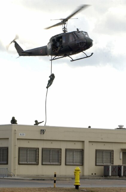SRT, JGSDF save the day in hostage rescue scenario > Marine Corps Air ...