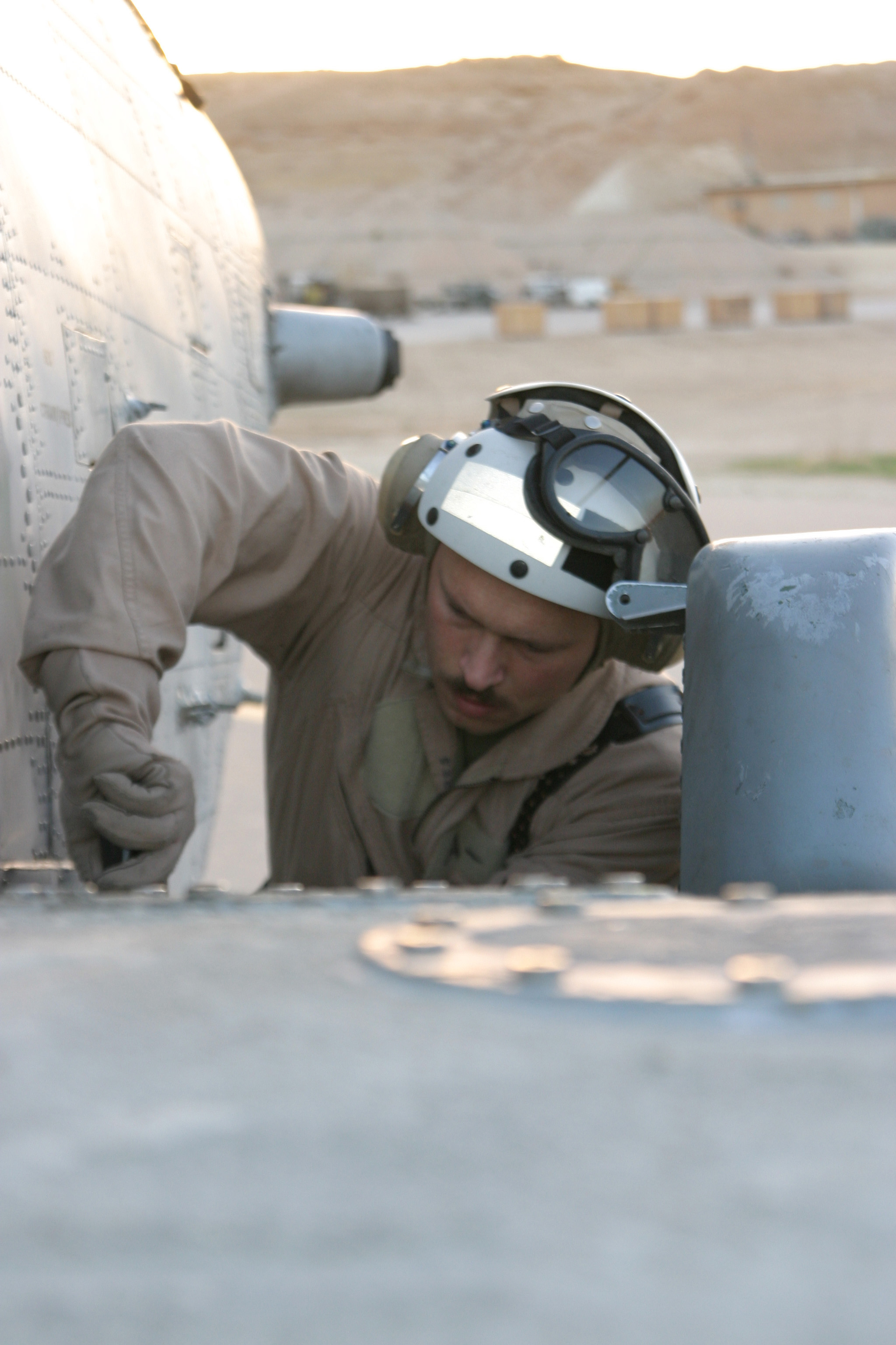 Crew chief lets experience, knowledge do all the talking > 2nd Marine ...