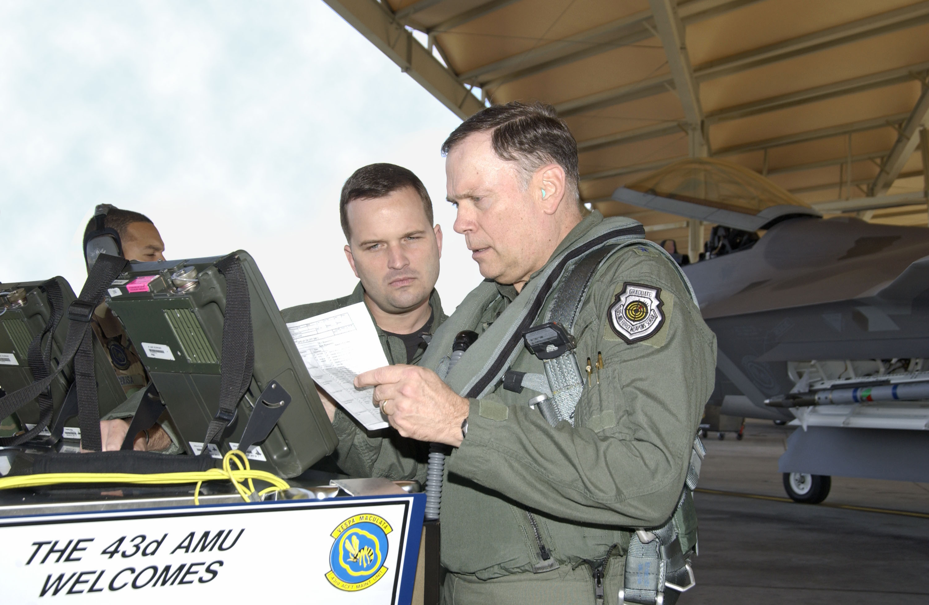 General Jumper flies F/A-22