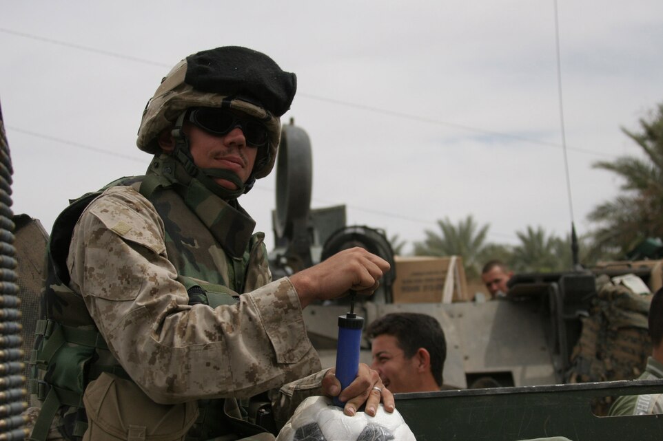 5th CAG, 3/25 assists citizens of Haqlaniyah, Iraq; > United States ...