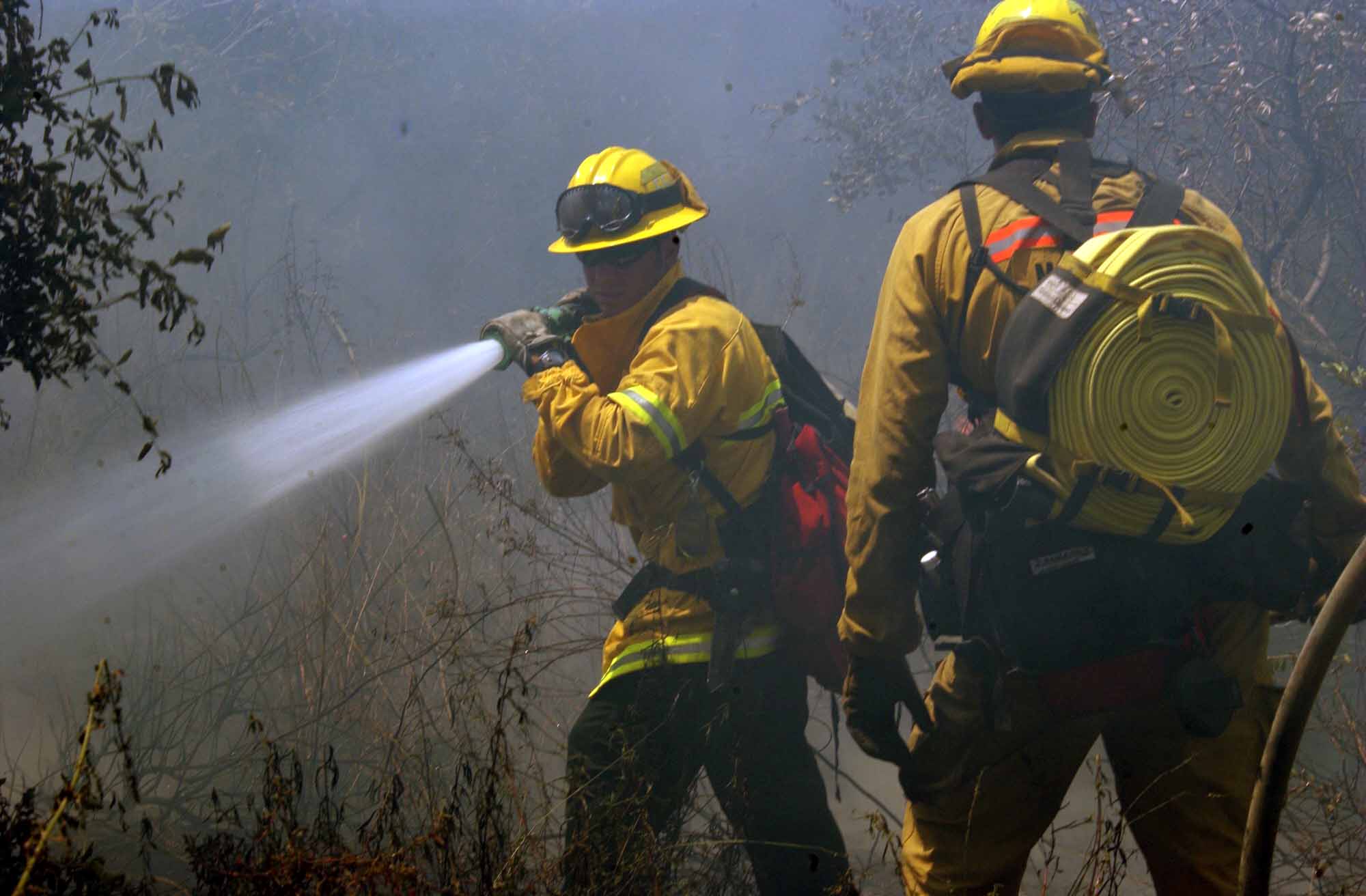 Firefighters battle training fire in real environment > Marine Corps ...