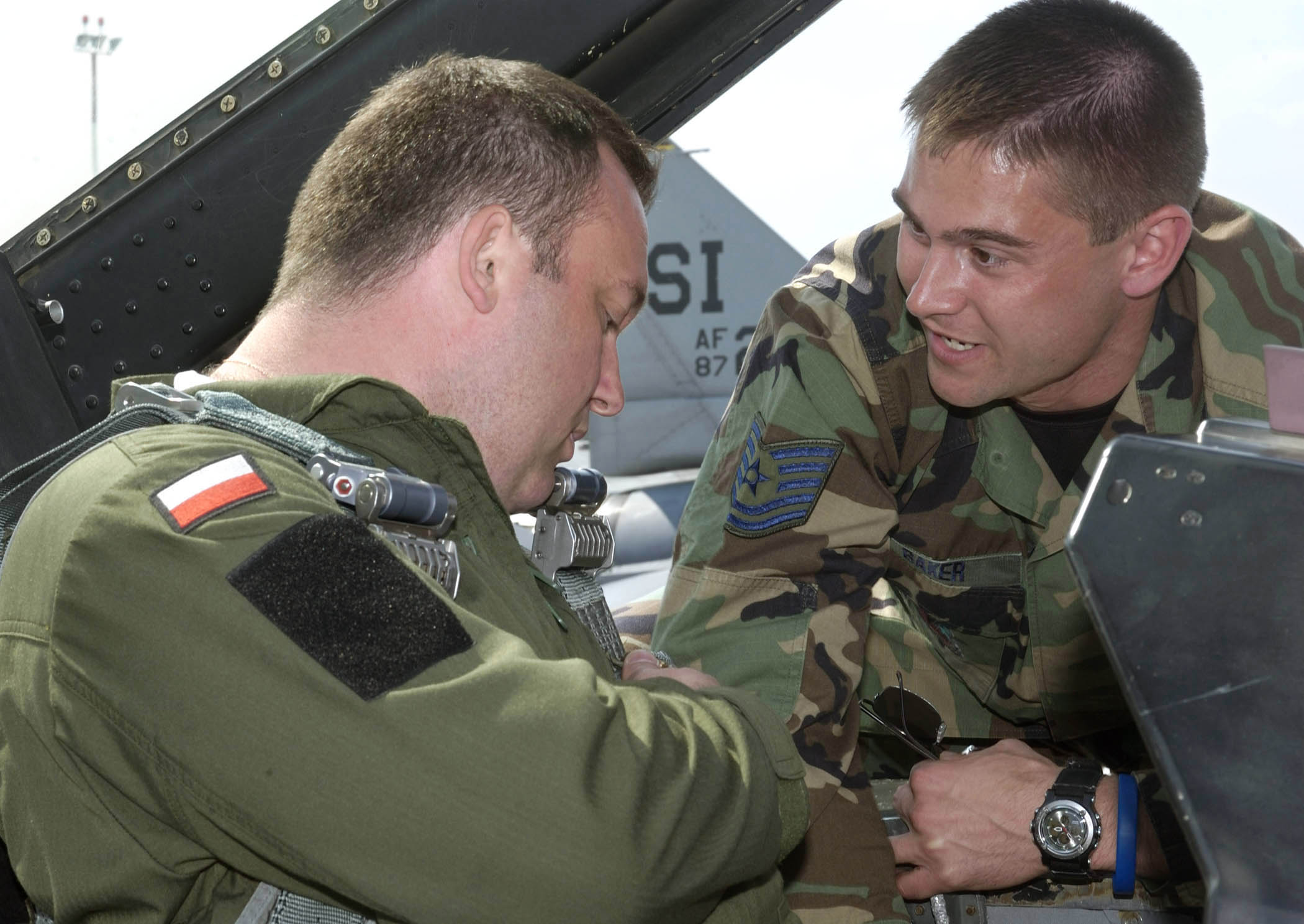 Guardsmen familiarize Polish airmen with F-16