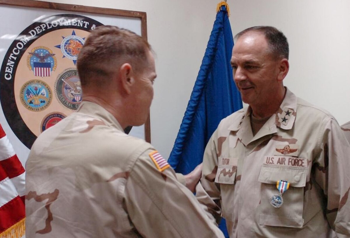 AMC general officer receives prestigious defense award > Air Mobility ...