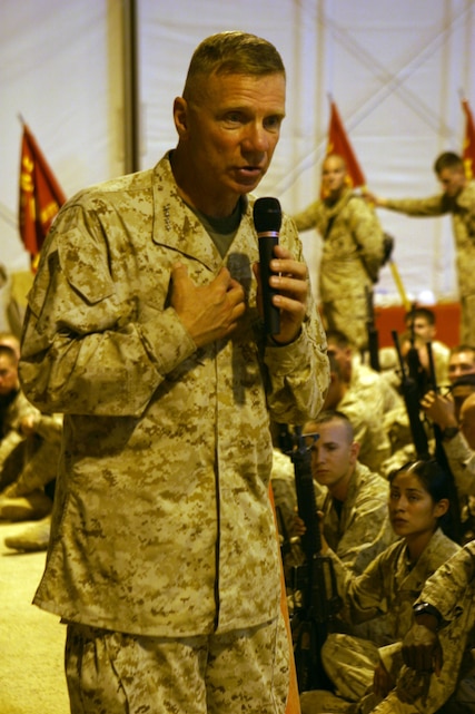 CMC, SMMC visit warriors on front > United States Marine Corps Flagship ...