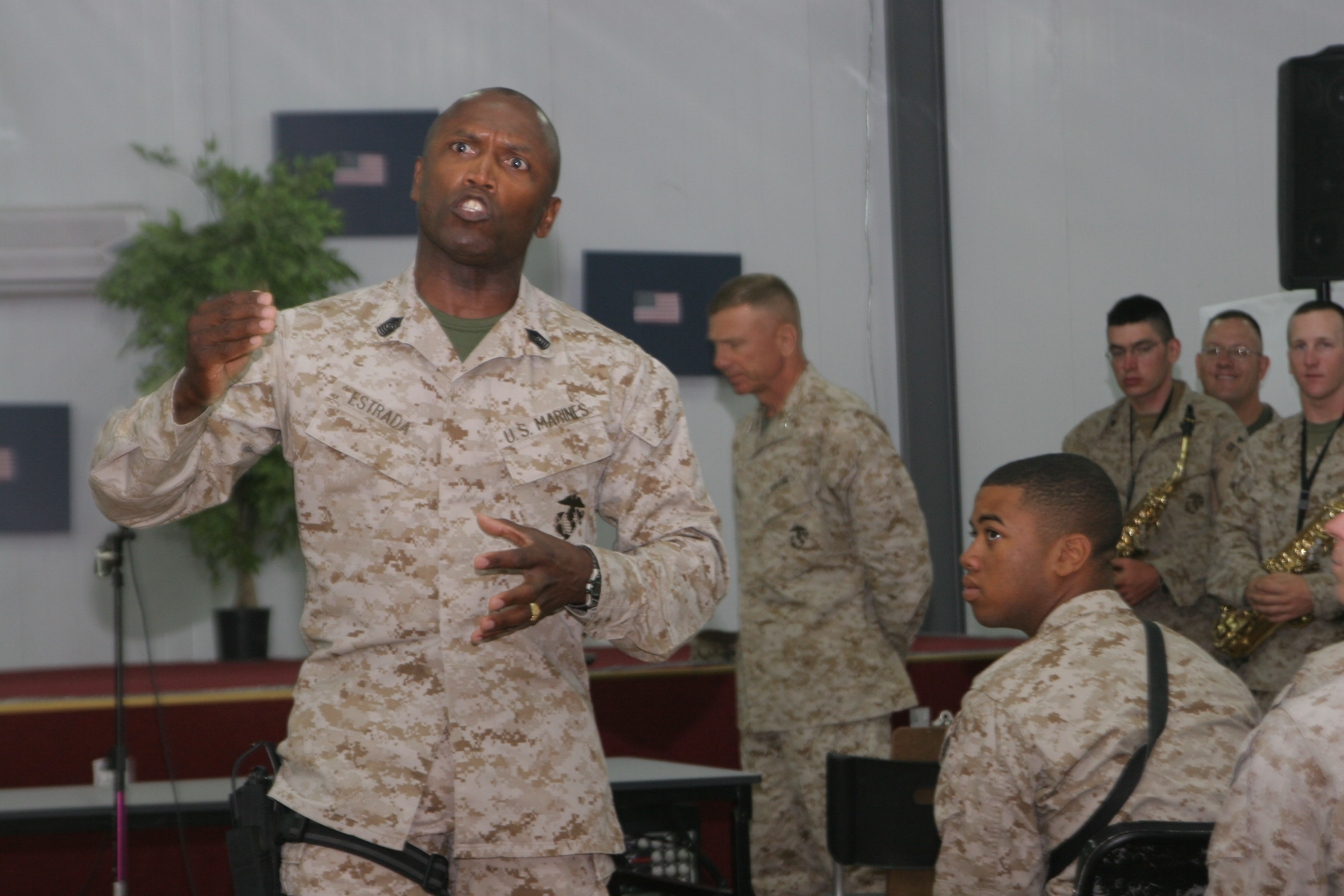 CMC, SMMC visit warriors on front > 2nd Marine Aircraft Wing > Article View