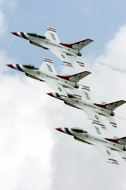 Thunderbirds soar over Air Force Week > U.S. Air Force > Article Display