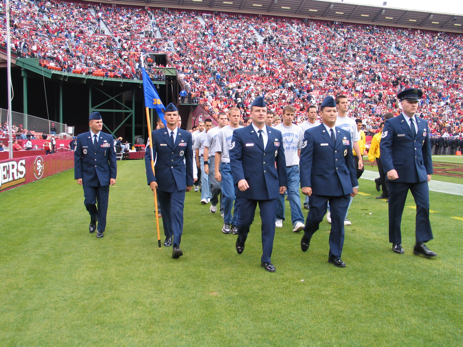 Enlistees swear in at 49ers game