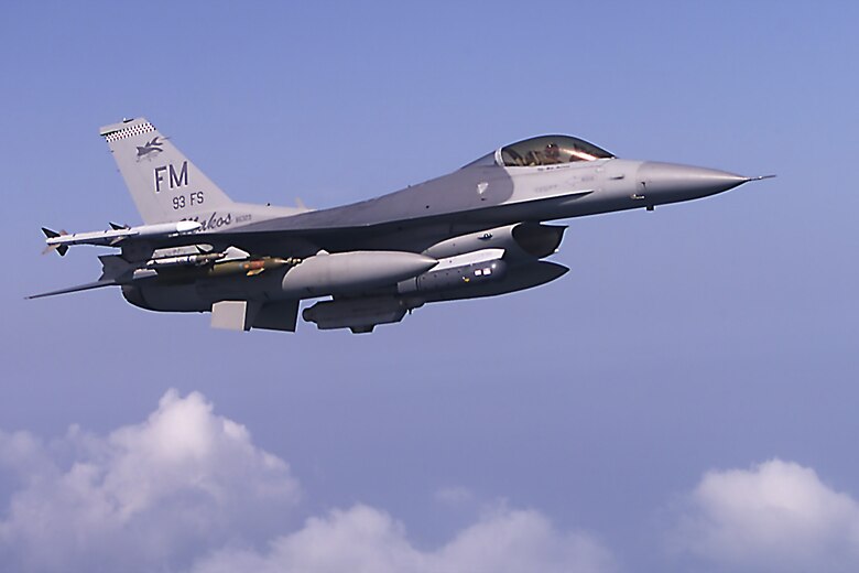 Tire failure causes F-16 damage > Air Combat Command > Article Display