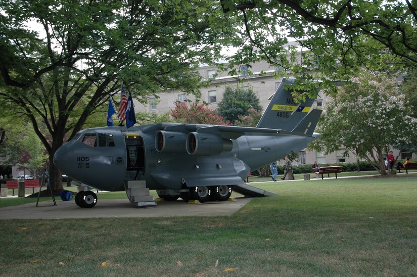 Mini C-17 dazzles Pentagon, East Coast > 315th Airlift Wing > Article ...