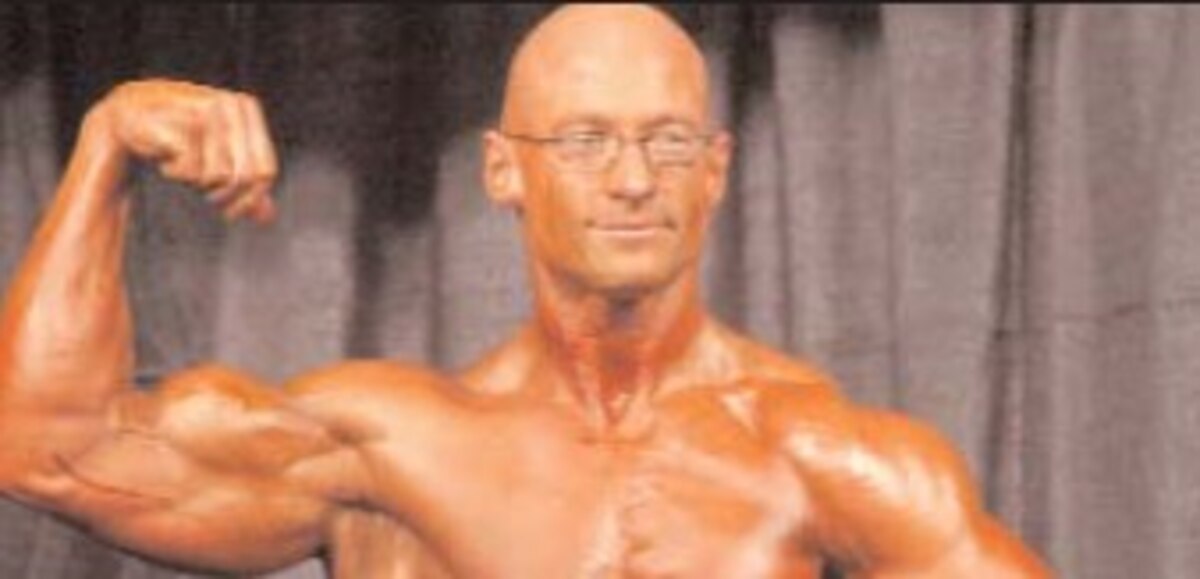 Airman muscles competition > Hurlburt Field > Article Display