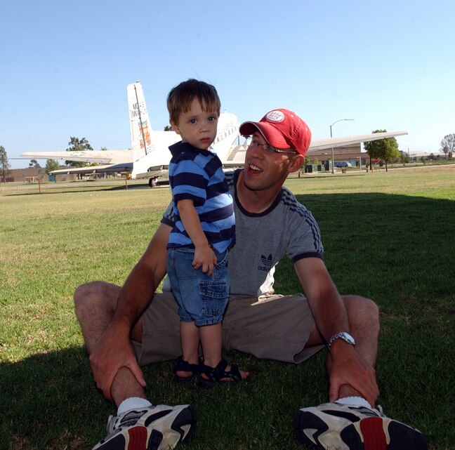 Marine manages time between Corps, family > United States Marine Corps ...