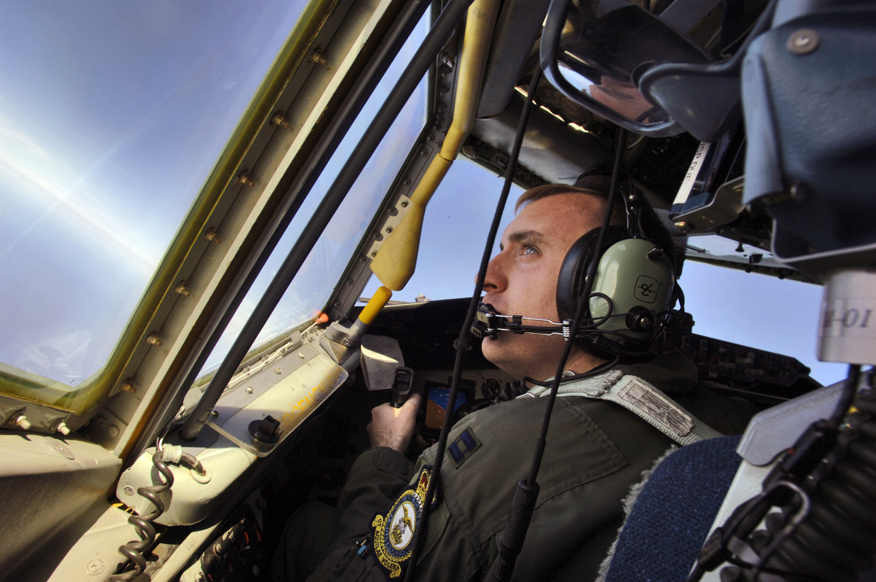 Long days, flexibility part of tanker crew's life > Air Force > Article ...