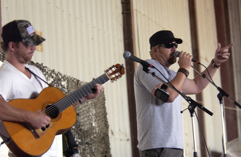 Toby Keith performs for the troops > U.S. Air Force > Article Display