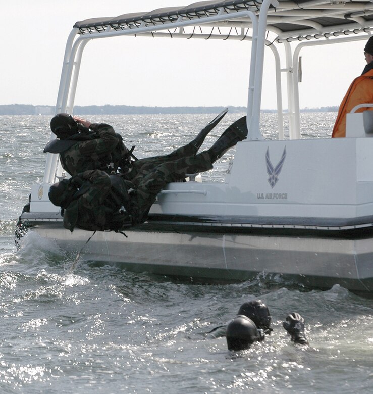 First Air Force dive course graduates 17 Airmen > U.S. Air Force ...