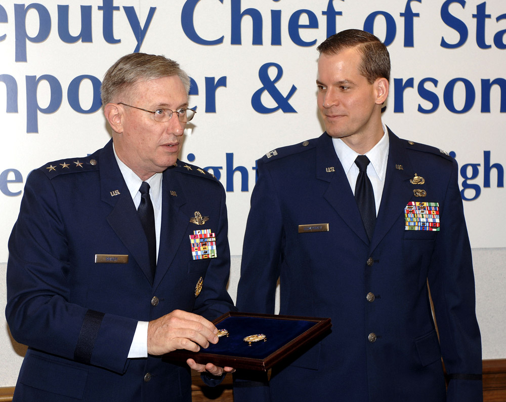 Air Staff badge debuts at Pentagon ceremony > Air Force > Article Display