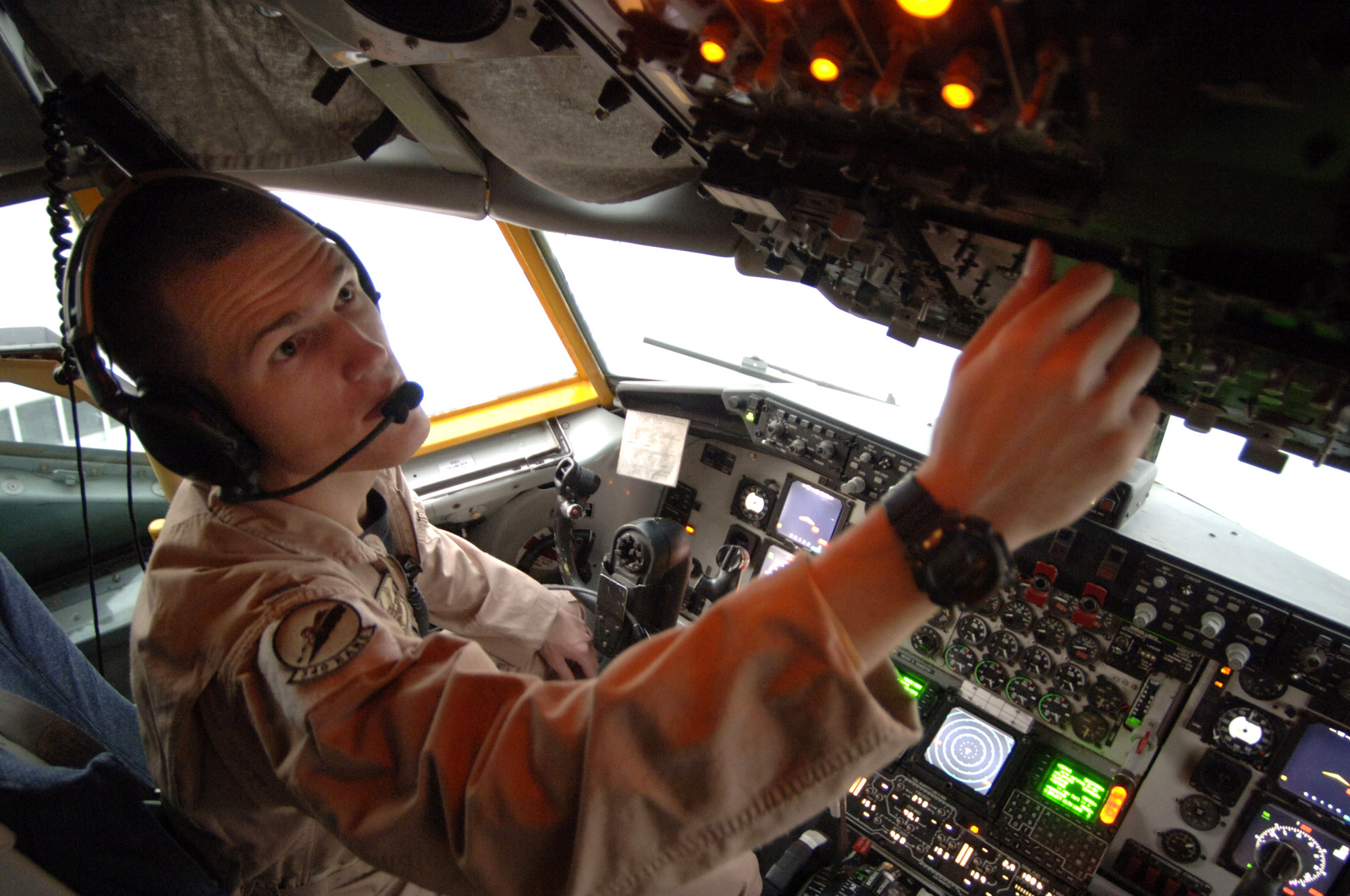 Sibling tanker pilots connect 7,700 miles from home > Air Force ...