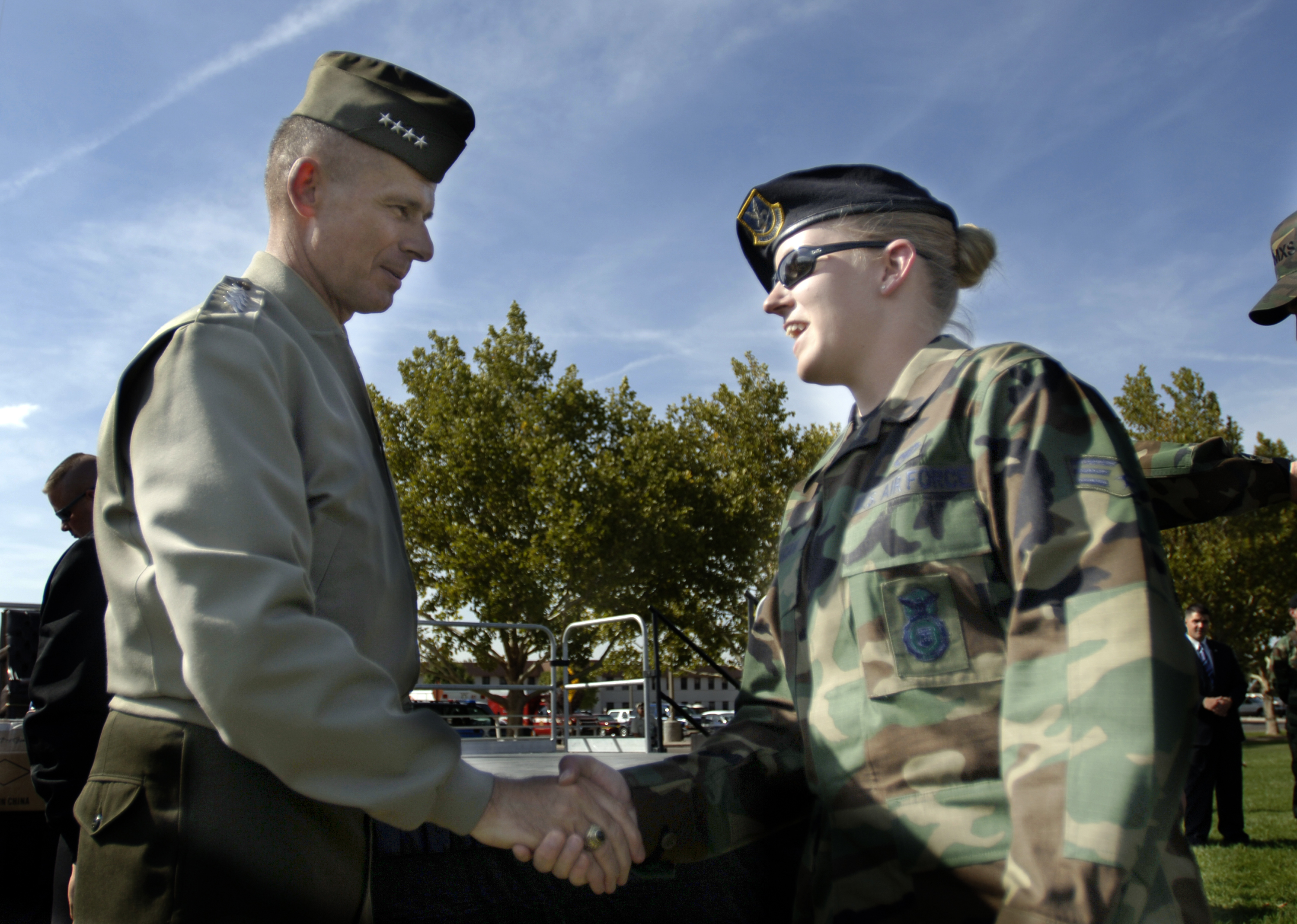 General Pace visits with Kirtland Airmen > Air Force > Article Display