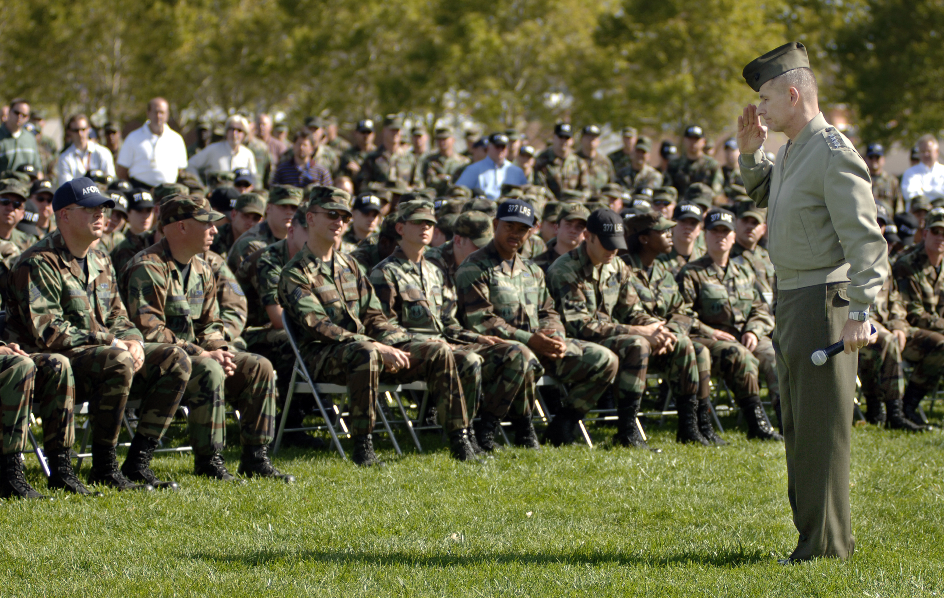 General Pace visits with Kirtland Airmen > Air Force > Article Display