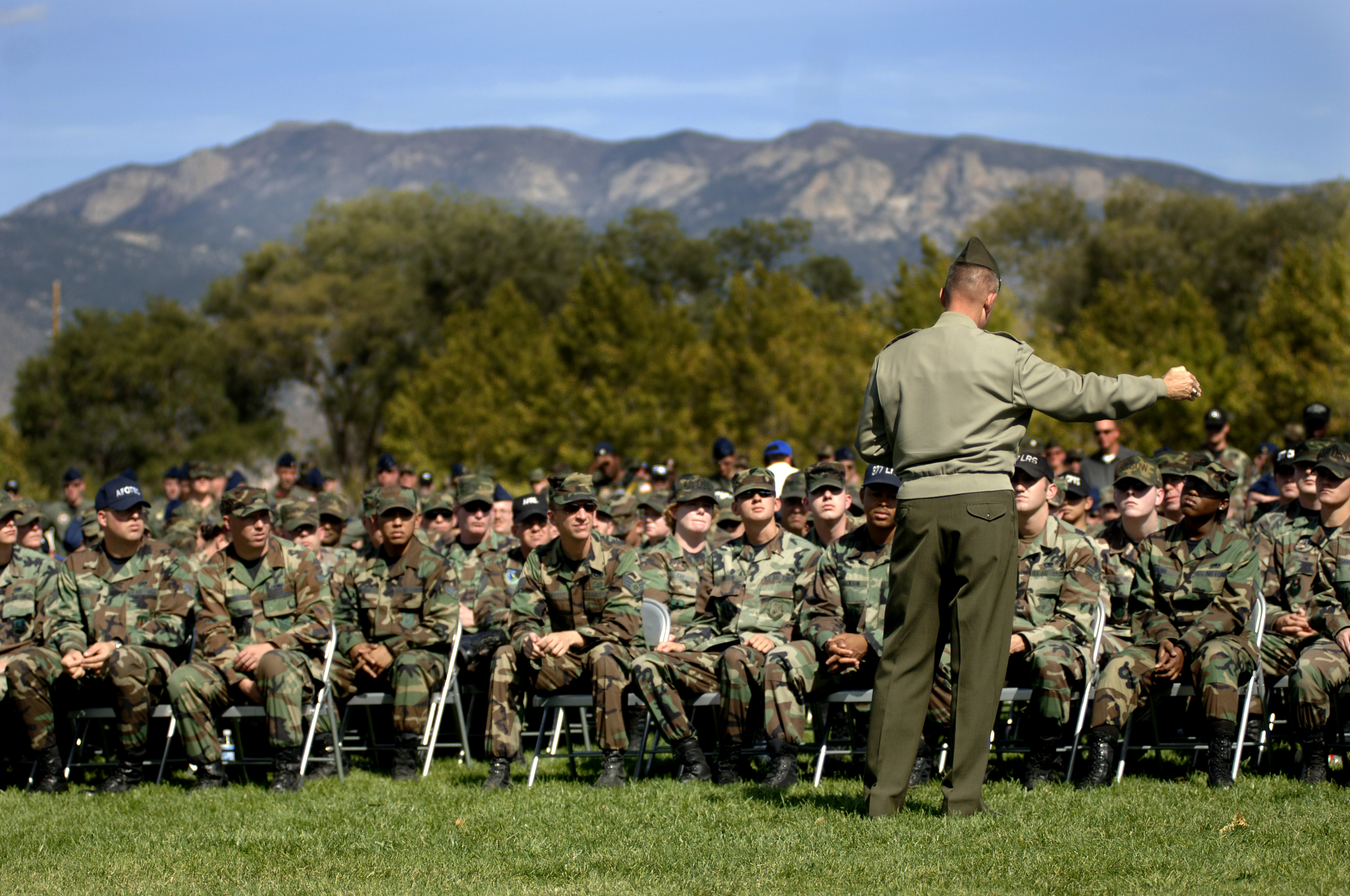 General Pace visits with Kirtland Airmen > Air Force > Article Display