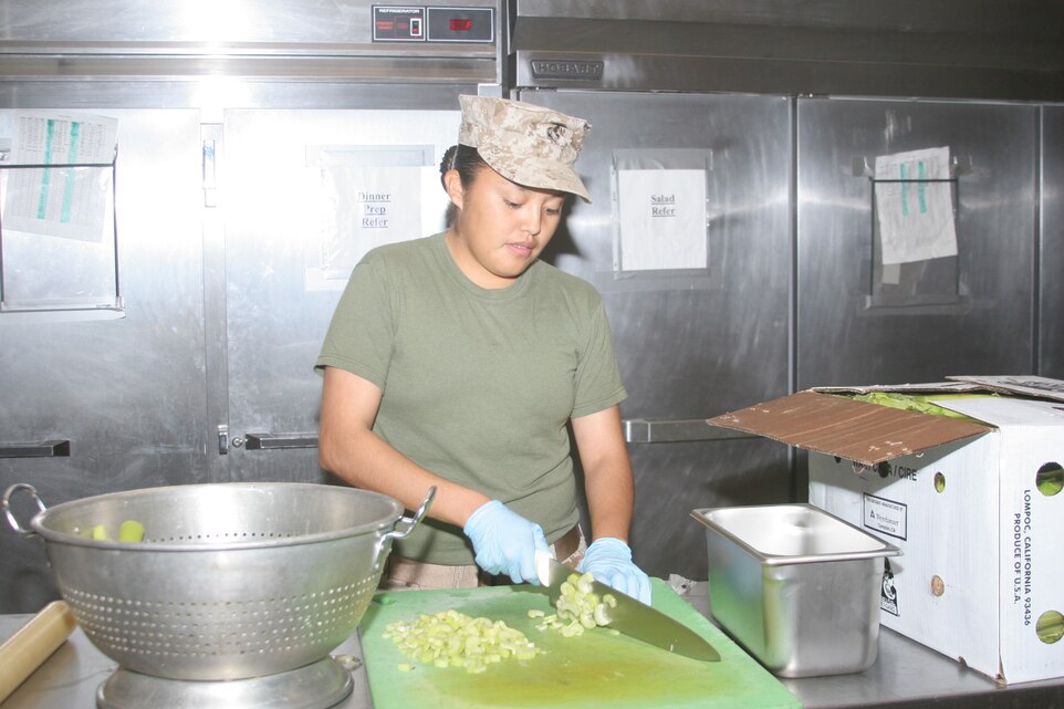 Cooks serve vital role at Mojave Viper > Headquarters Marine Corps ...