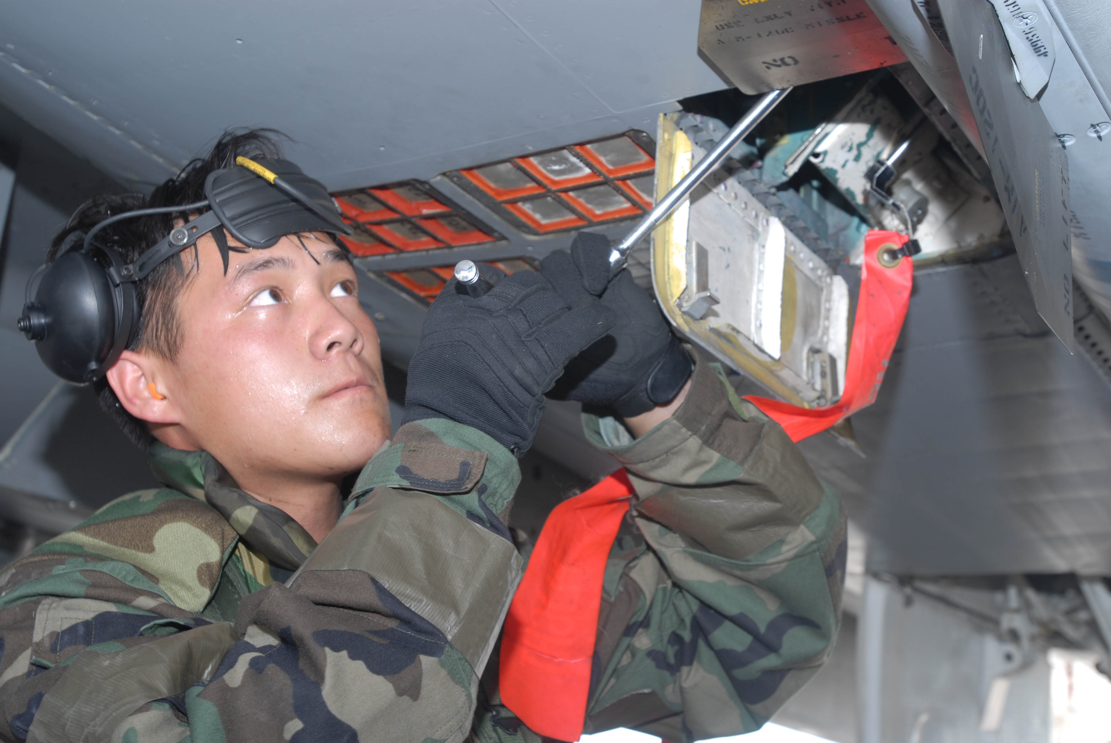 Weapon-loading warriors > Pacific Air Forces > Article Display