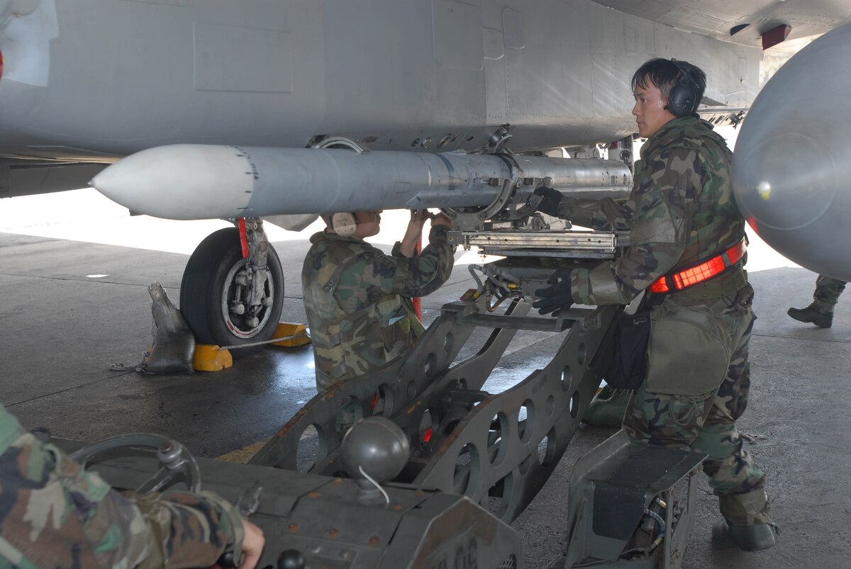 Weapon-loading warriors > Air Force > Article Display