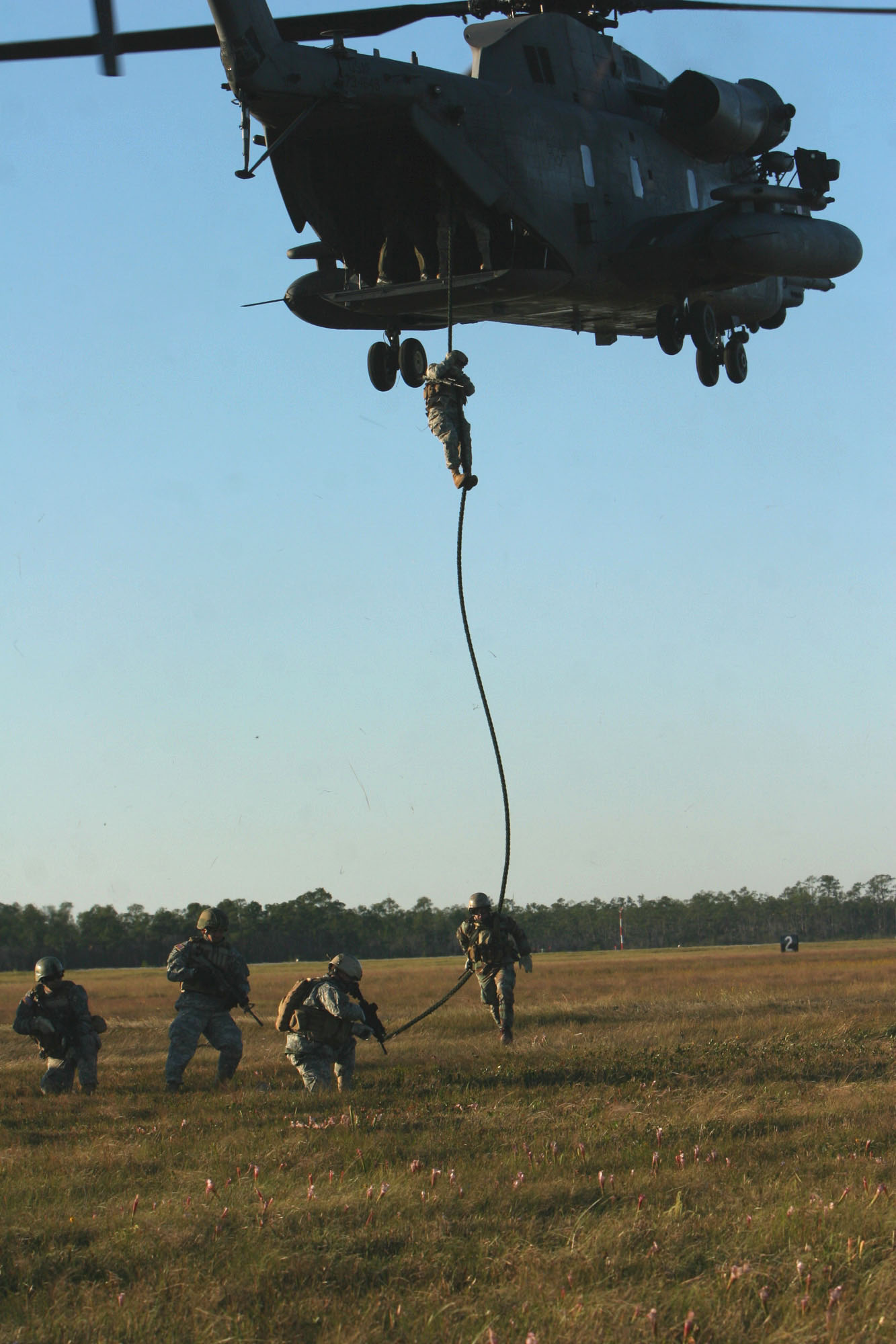 'Fast-roping' at Emerald Warrior > Air Force > Article Display