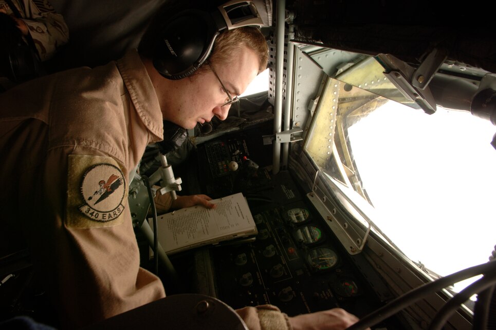 Boom uses steady hand to keep aircraft fighting > United States Marine ...