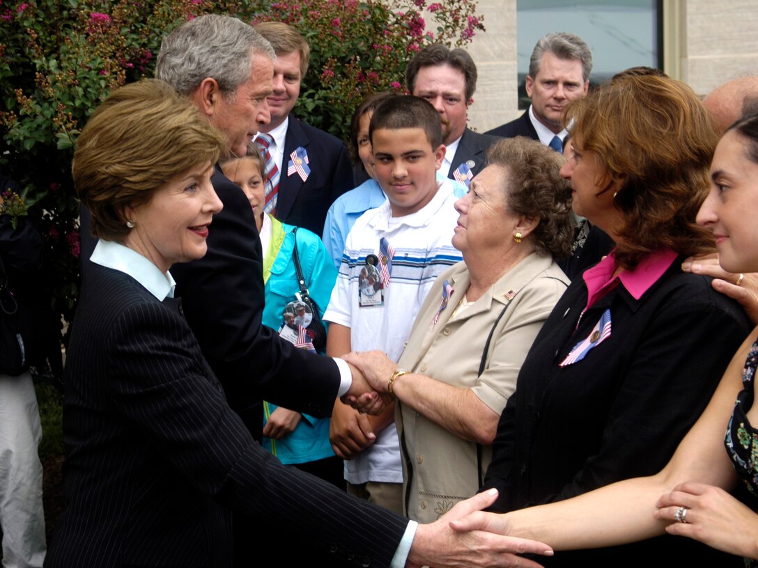 President George W. Bush and first lady Laura Bush meet with family ...