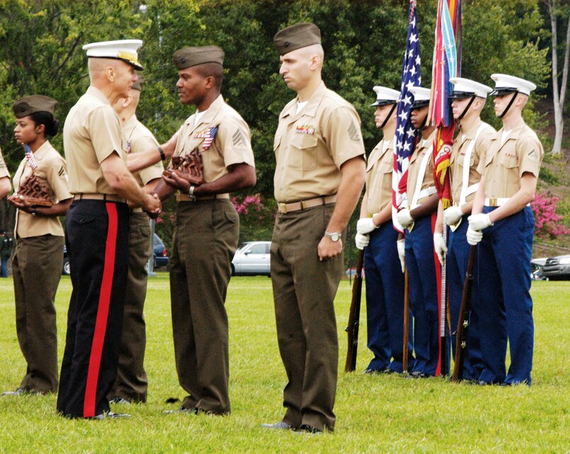 Mechanic receives Reservist of the Year Award > U.S. Marine Corps ...