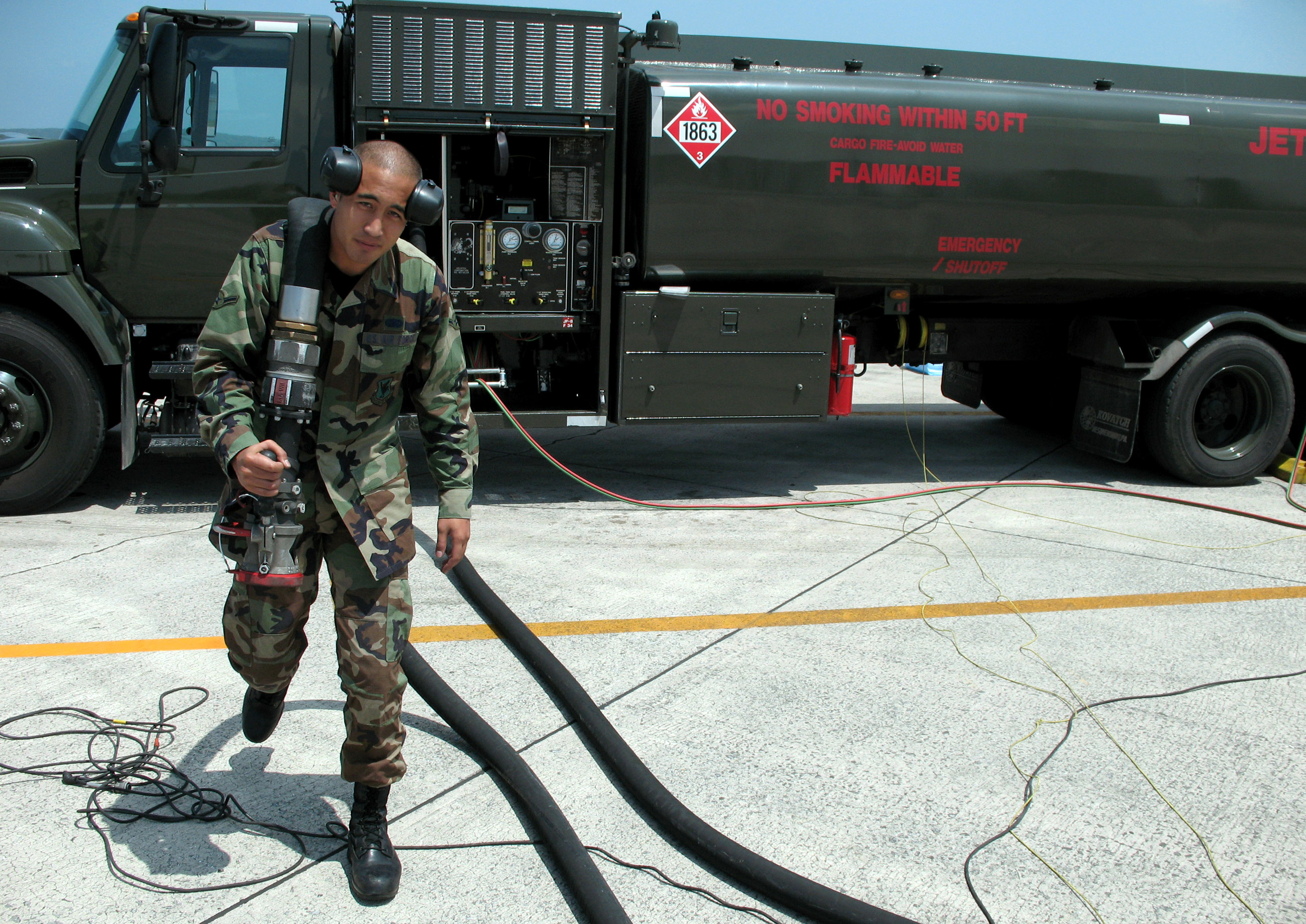 F-22s use refueling 'pit stop' > Air Force > Article Display