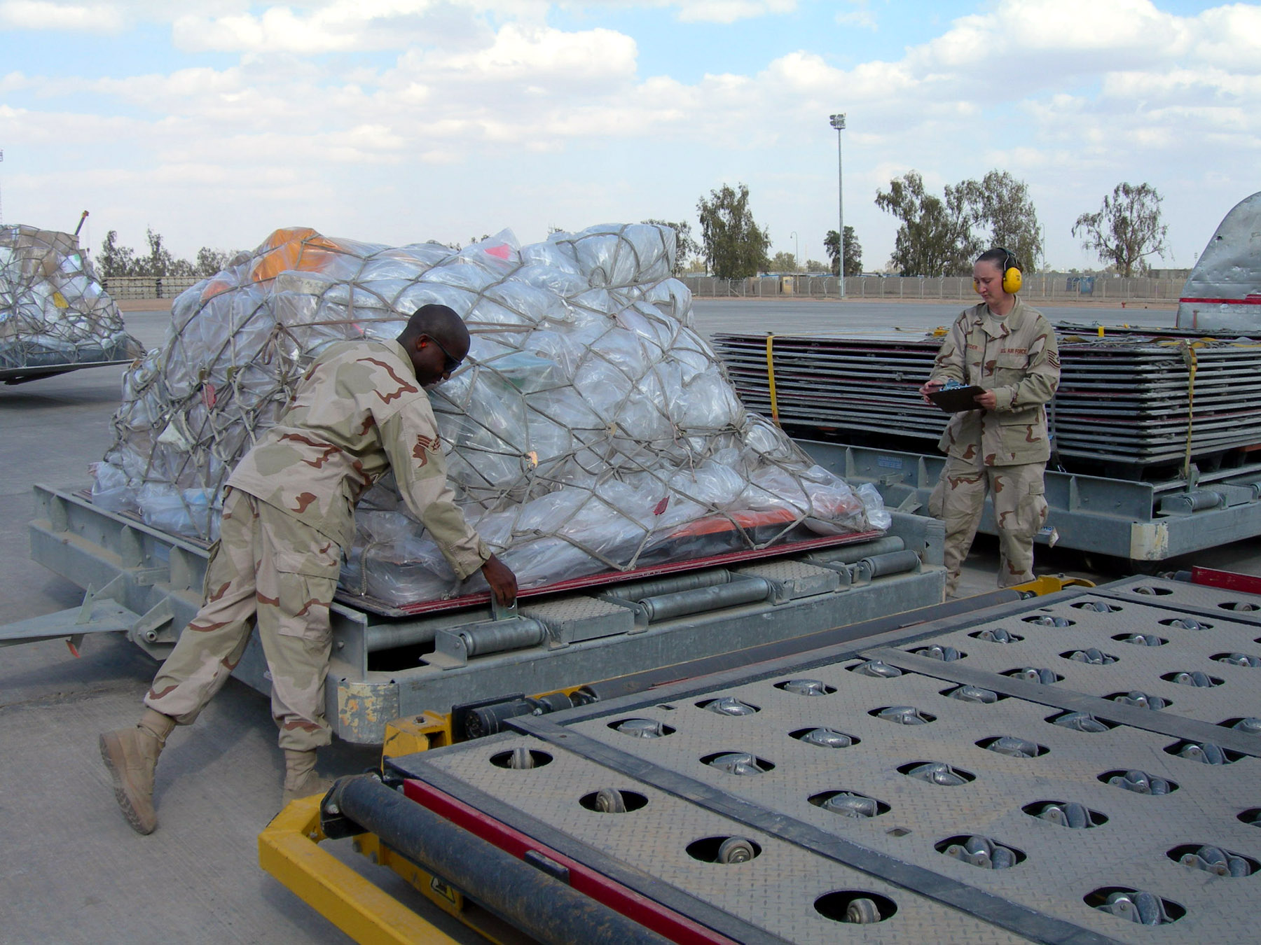 Airmen provide 1st class postal service to thousands > Air Force ...