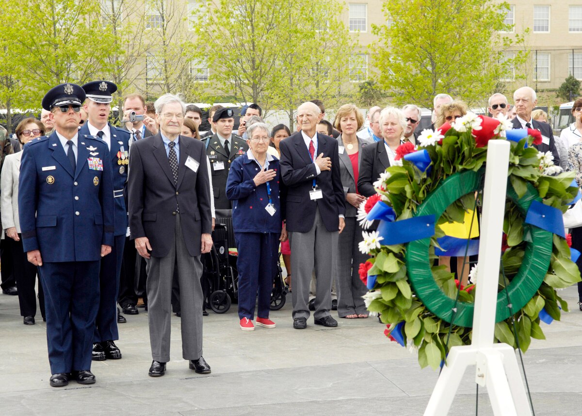WWII bomber crew members awarded Distinguished Flying Cross > Air Force ...