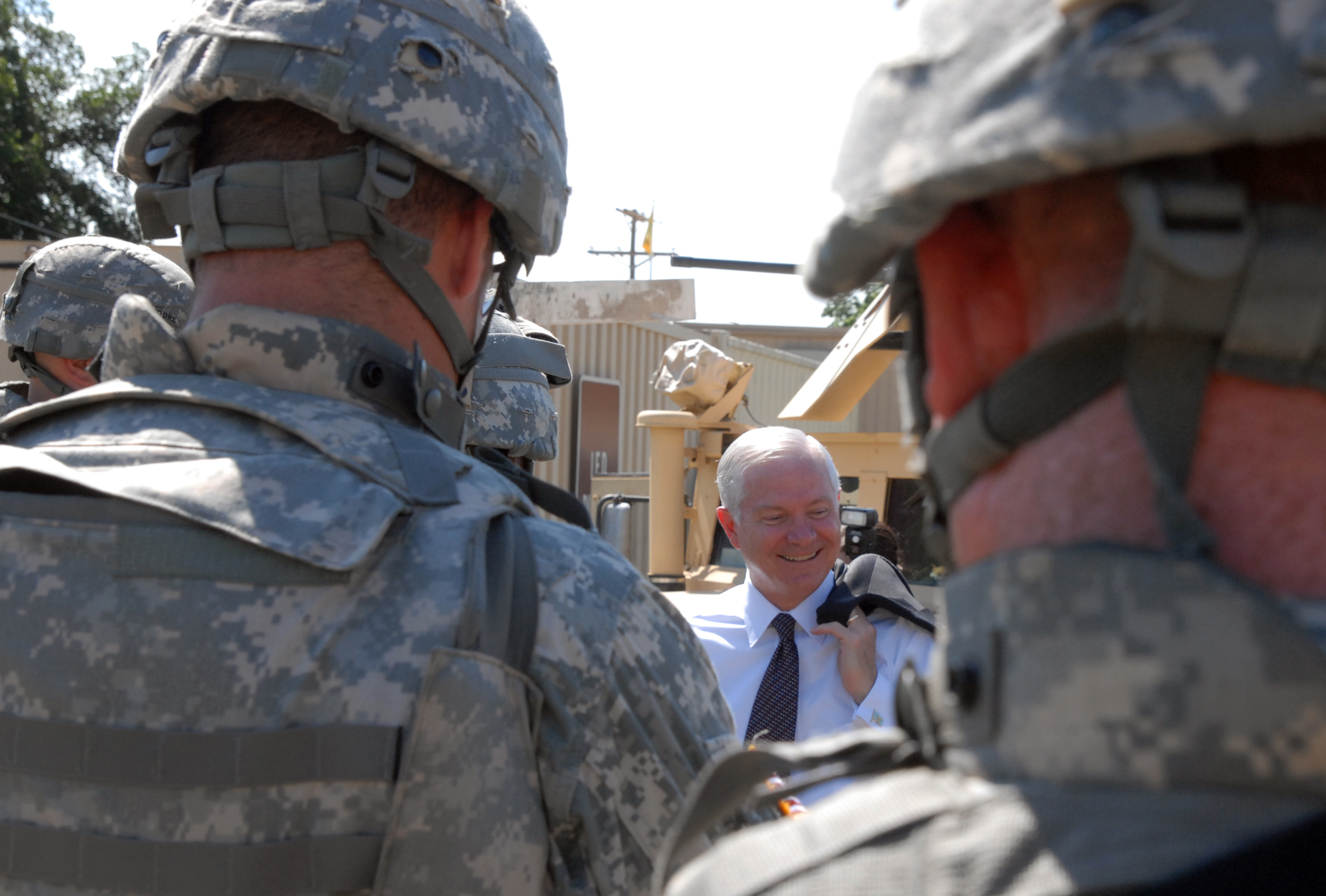 Defense Secretary Robert M. Gates visits with servicemembers at Fort ...