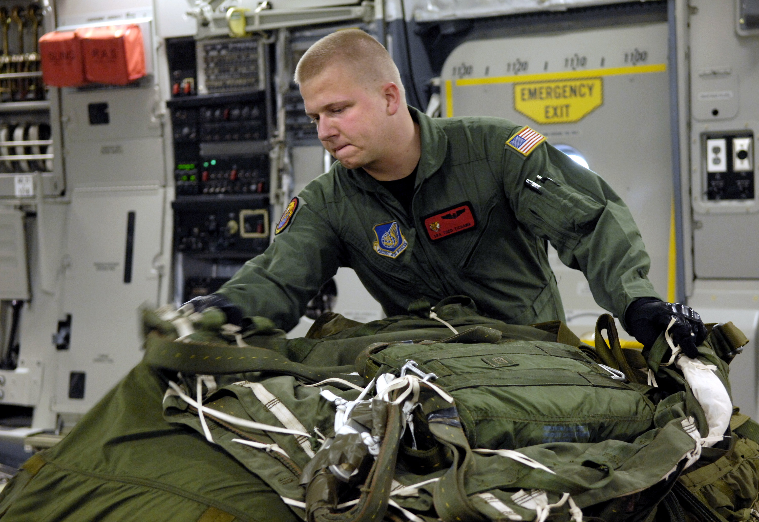 Hickam Airmen conduct 4-ship airdrop training > 15th Wing > Article Display