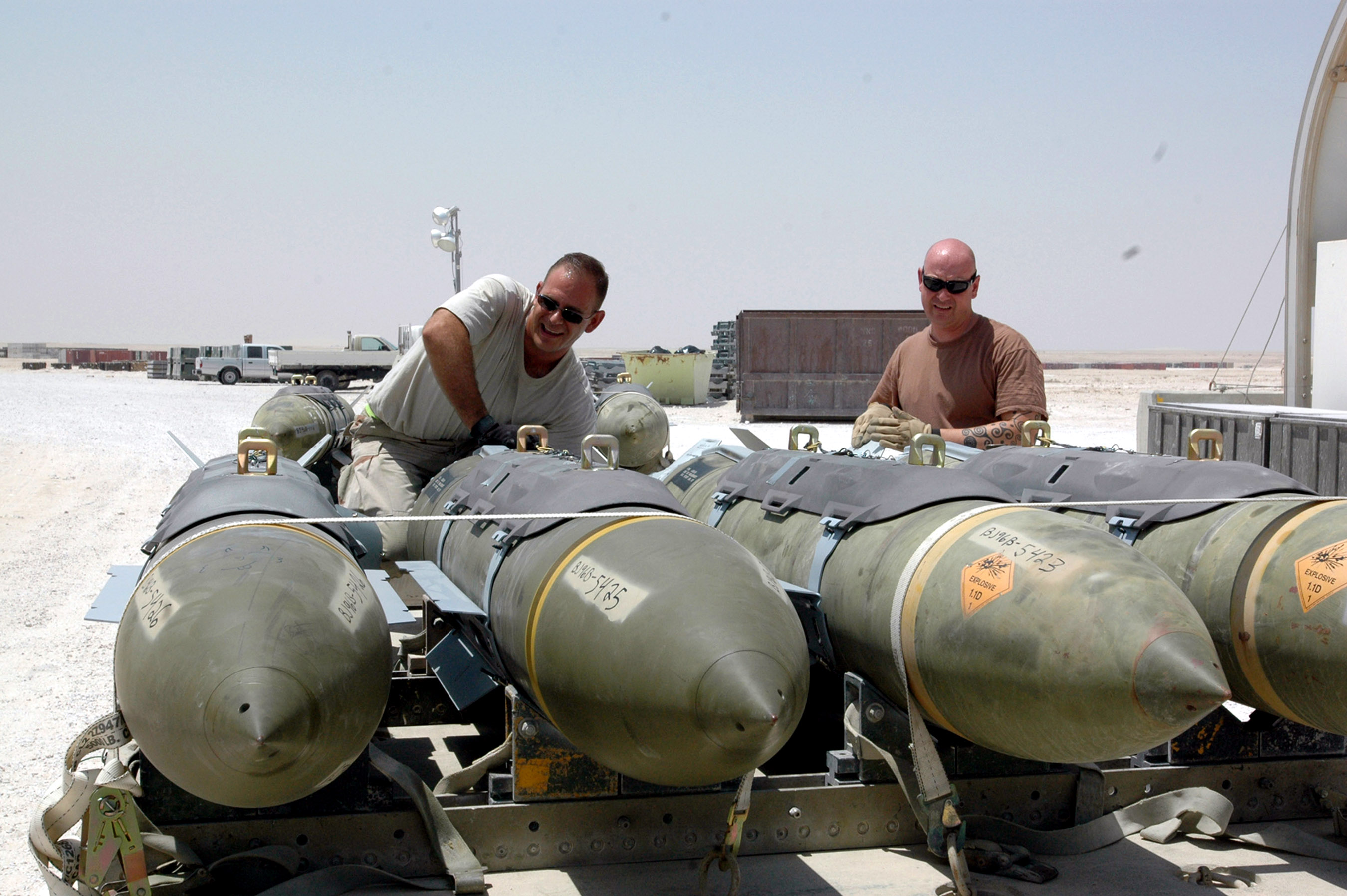 Expeditionary Airmen build bombs and bring on the heat > Air Force ...